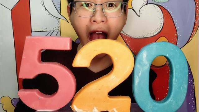 眼镜哥吃手工“数字巧克力”,3色代表520,丝滑香浓嘴里嚼