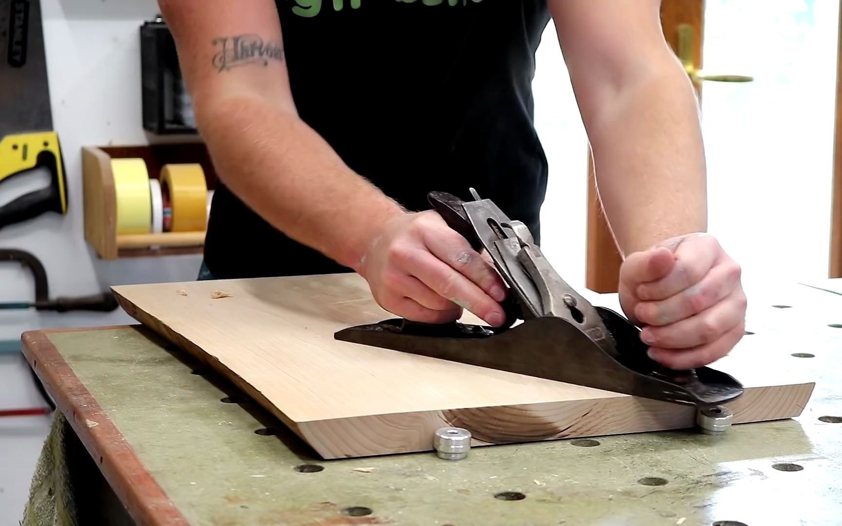 如何刨平扭曲的板子使用刷刨How To Flatten A Warped Board -