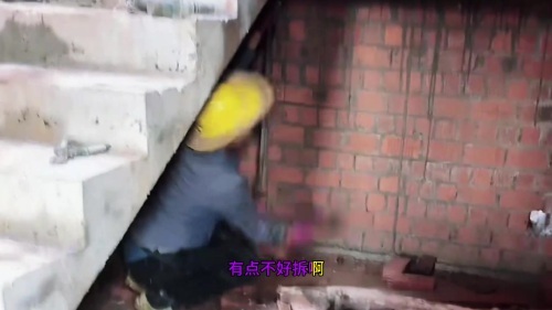 最难拆除的是楼梯模板,大哥拆的汗流浃背,并且还不能野蛮拆除