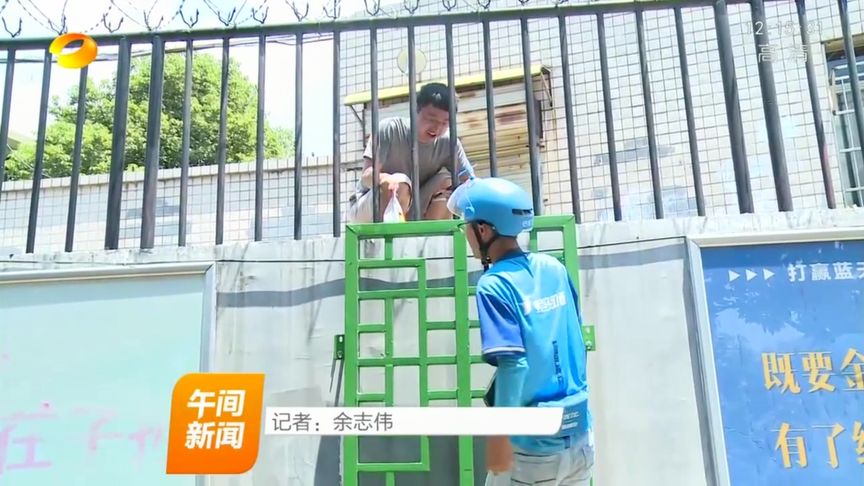 高温下的坚守:外卖小哥顶着烈日忙送餐