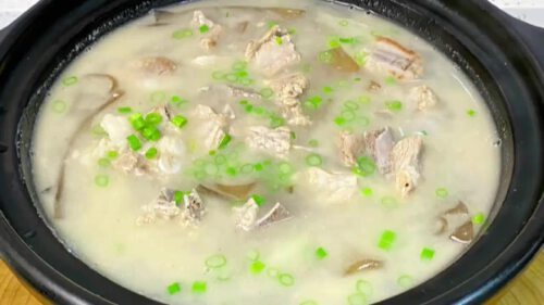 排骨买回来不要再烧着吃了,今天分享一个新吃法,排骨软烂汤鲜美