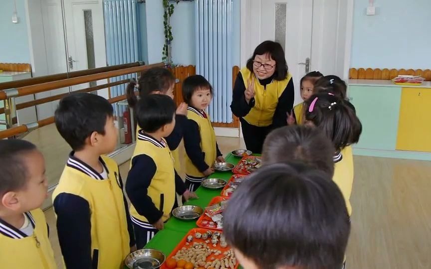 幼儿园公开课优质课小班科学《打开来 尝一尝》课堂实录
