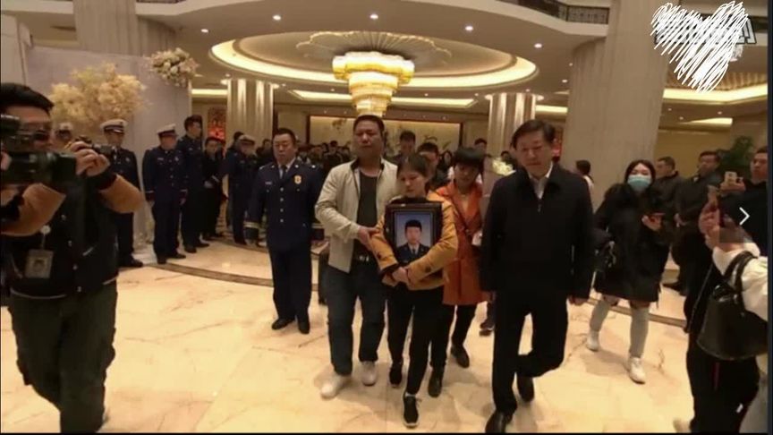 英雄千古!消防英雄刘磊烈士魂归故里,全城乡亲父老默哀相送!