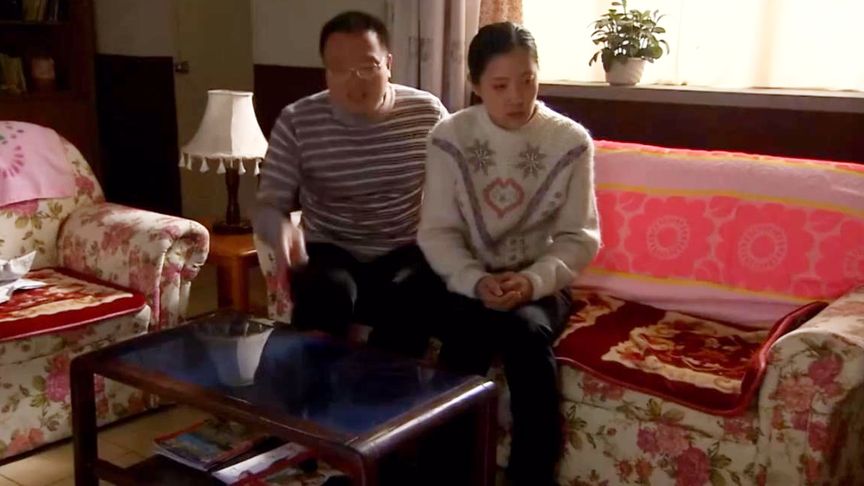 在单位辞职老婆大怒,当老公拿出一叠钱后马上高兴了