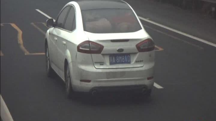 司机购买号码牌躲避电子眼抓拍 谁知变造号码太“不走心”露馅