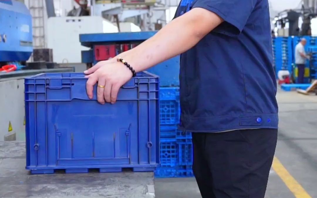 明星产品周转箱周转箱的使用,可以极大地保证货物运输的标准化实施,...