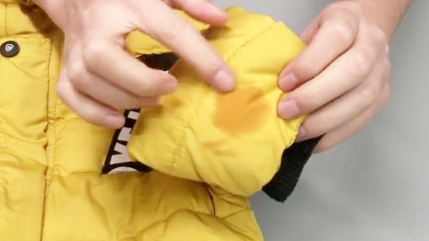 清洗羽绒服油污的小窍门,简单一招,再脏的油污都能洗干净