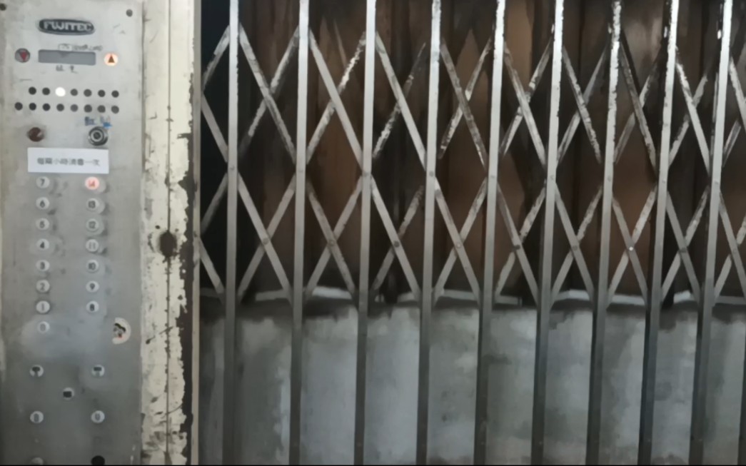 超罕见超老手动门货用电梯-在香港观塘兴运工業大厦的1980年启用的...