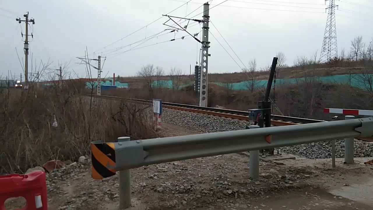 [中国铁路]7054次列车黄昏时分鸣笛通过辛泰铁路西峪道口