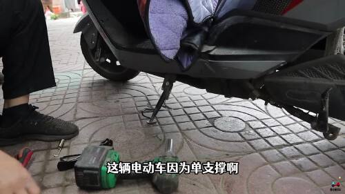 电动自行车单支撑不稳固左右摇摆同型号更换很重要