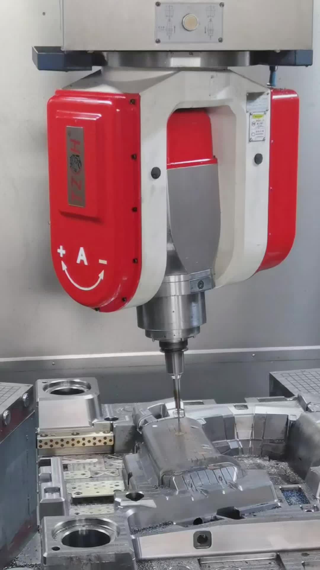 模具表面有刀痕?复杂曲面要反复装夹?别愁!这台五轴龙门加工中心,...