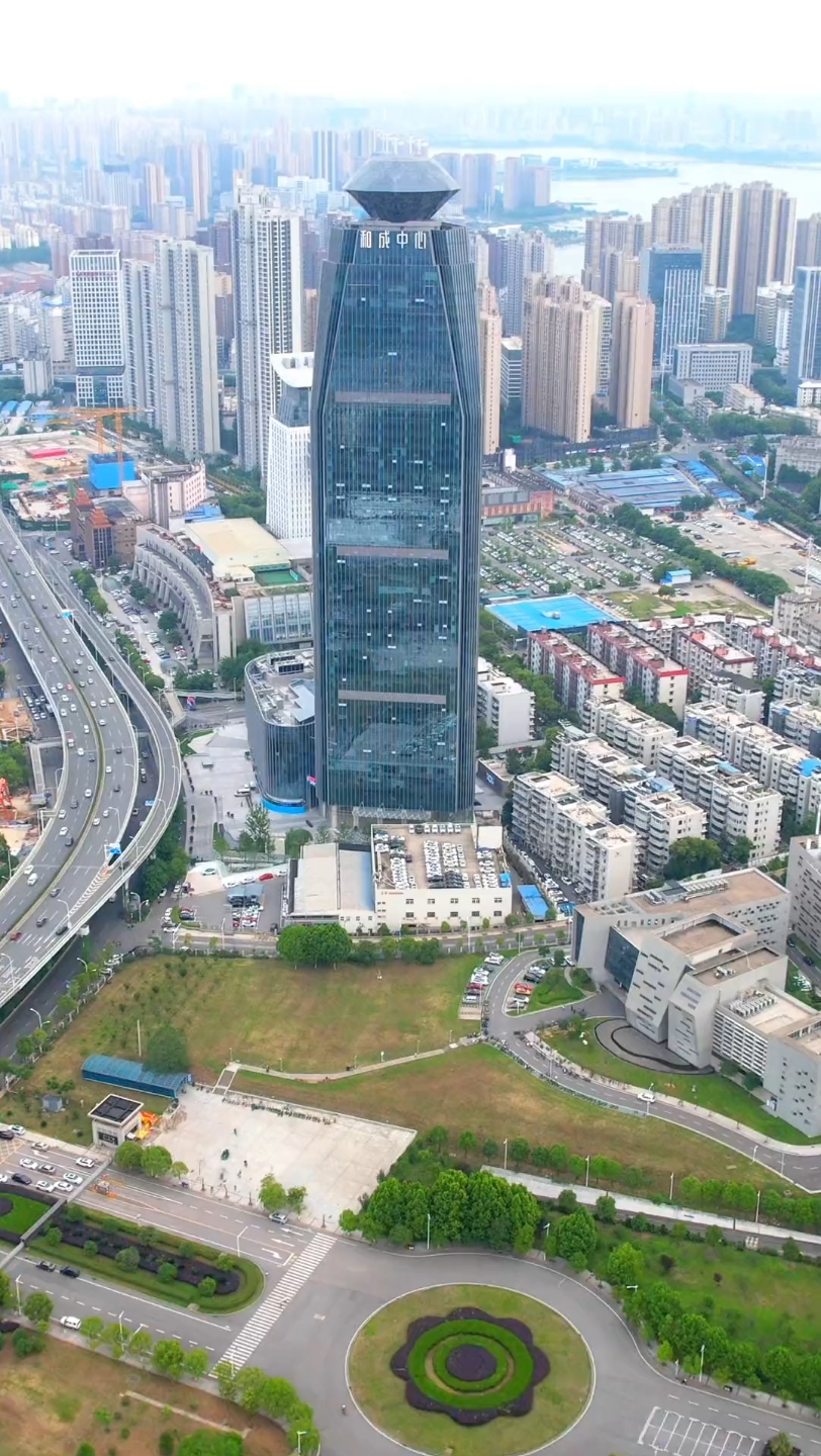 ...大道与书城路交汇处楼体总高220米总建筑面积约13万平方米拥有45...