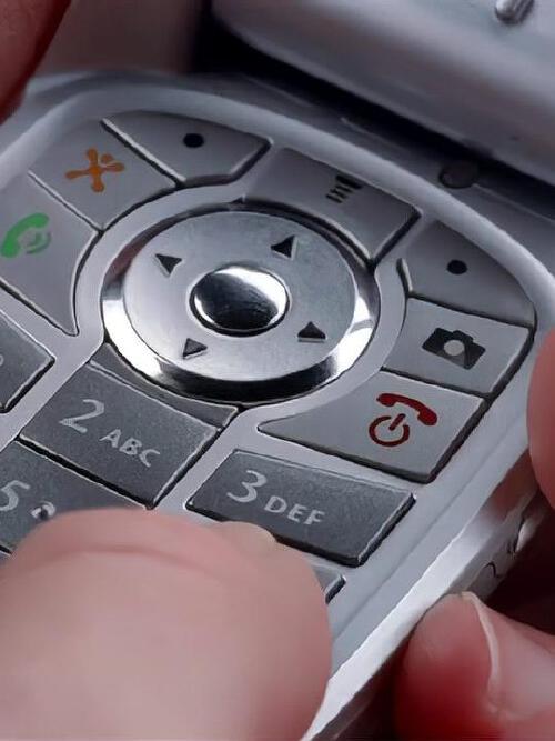 摩托罗拉手机诞生:移动通信时代开启!