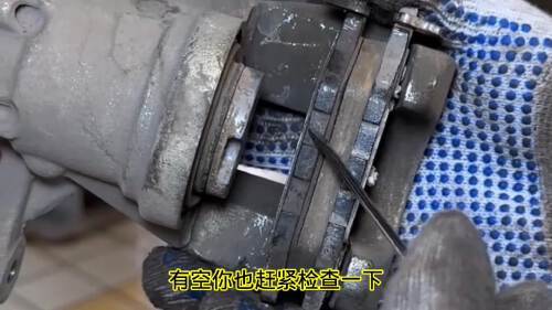 为什么刹车片磨得一边厚一边薄?换了新的刹车片还是不行,很简单