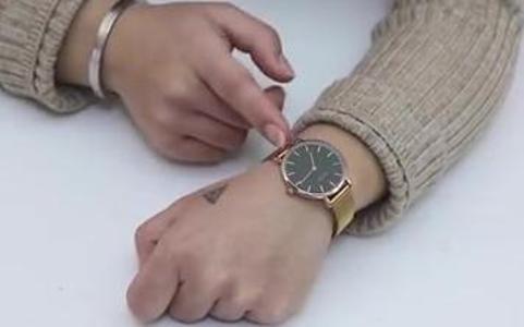 不少女人都戴手表，但是戴哪只手上你们都知道吗？不要带错了
