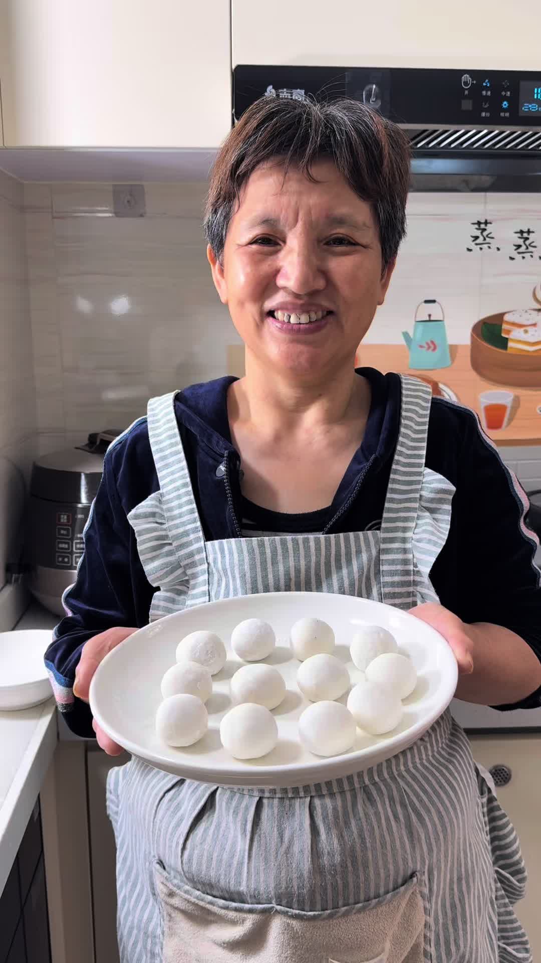 婆婆自己做的汤圆,皮薄馅多还是流心的,吃起来丝滑还不甜腻#汤圆 #...