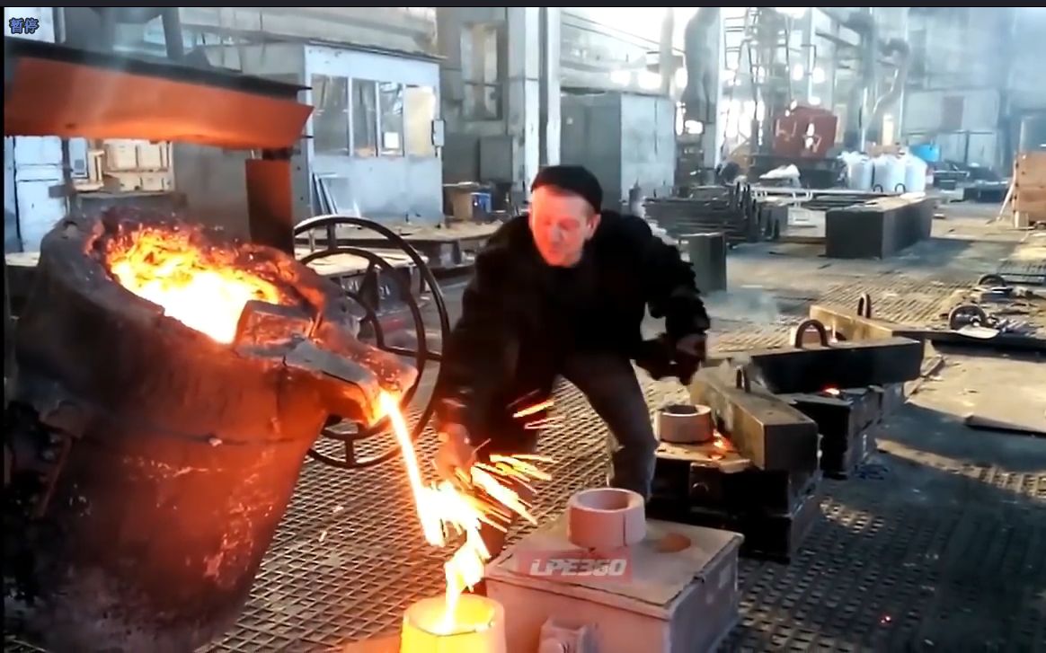 国外傻缺碉堡合集:战斗民族用手撸铁水