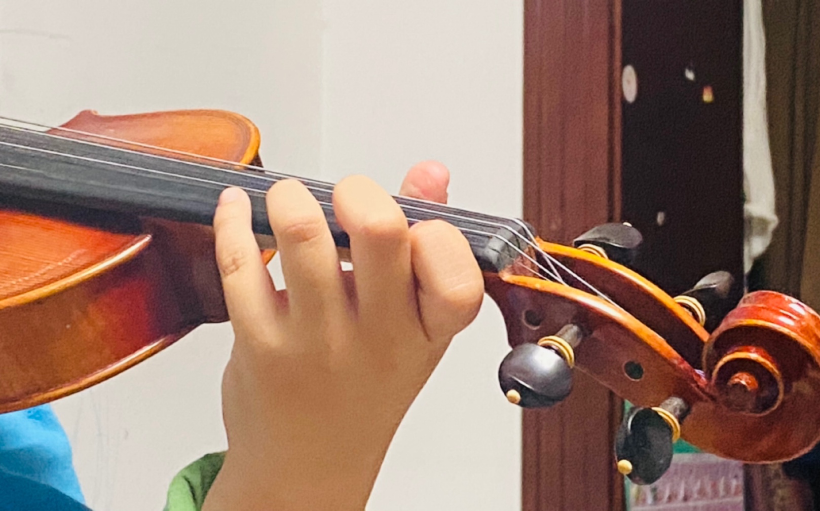 【艾崔牛老师】机械工程师换小提琴琴弦(^_^)a