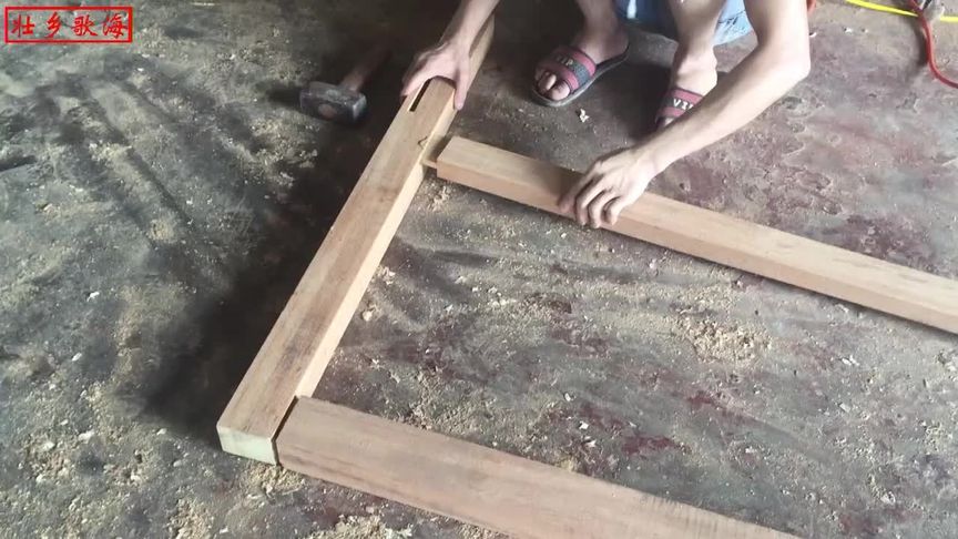木工视频:制作和安装一张实木大床的过程