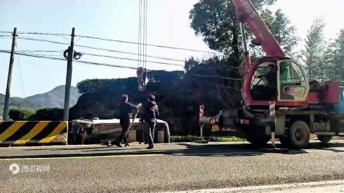 大家行车千万注意安全,还好人没啥事,事故救援现场实拍