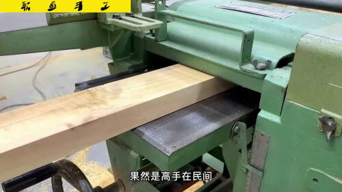 农村大叔用烧火的木头打造出非常有创意的实木餐桌,真的太实用了