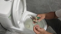 电工技术:马桶疏通方法用钢丝