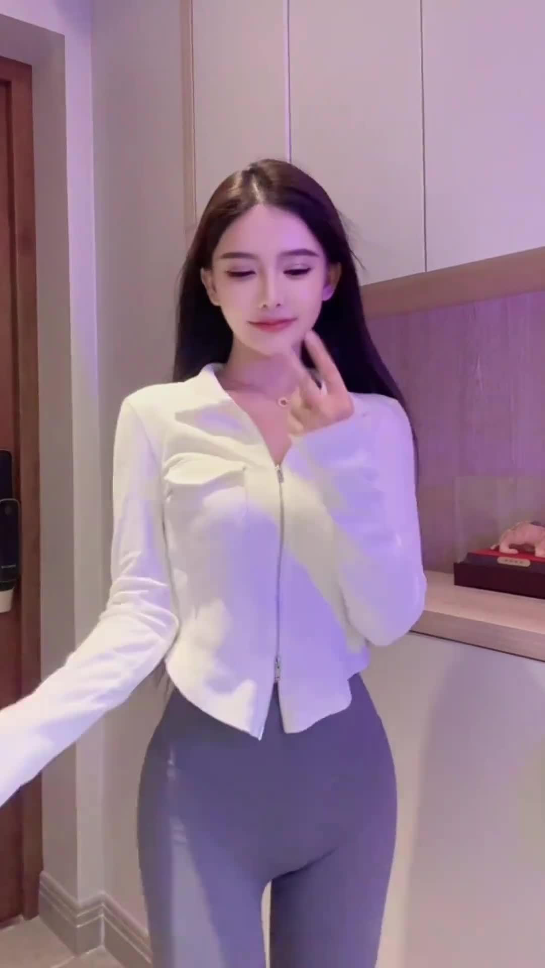 大小姐又回室内咯 #这个手势舞包甜的 #浅跳一下