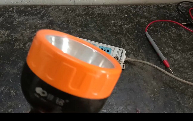 充电的手电筒里面是什么样的,小哥拆开维修一块看一下