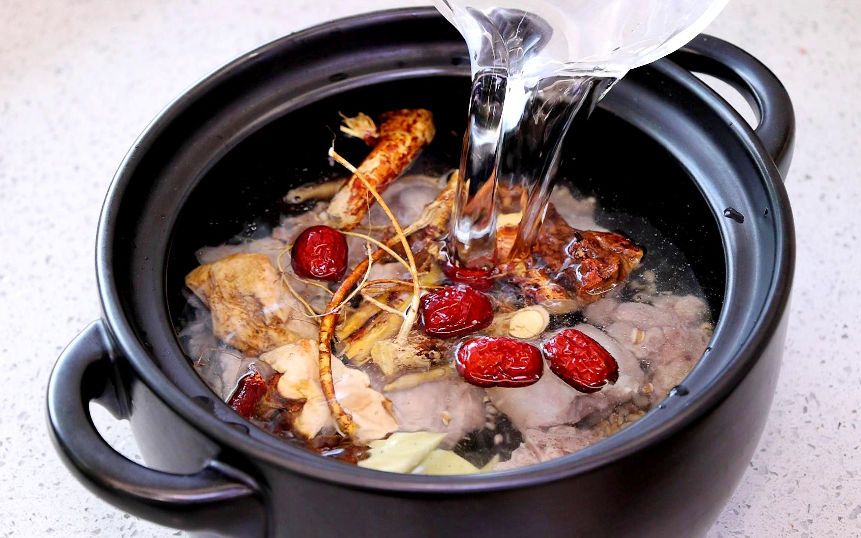 三伏天濕氣大,試試這款五指毛桃土茯袪濕湯,多喝睡眠氣色好