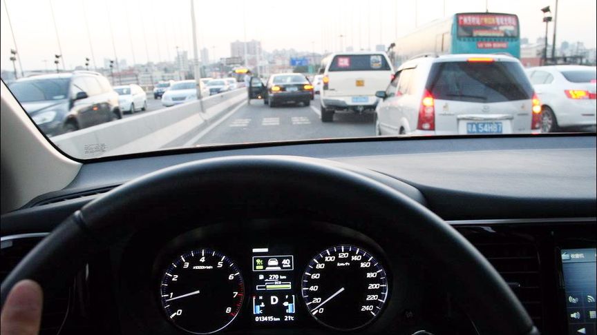 自动变速箱换挡有顿挫感,到底正常吗?别被4S店忽悠,这才是真相