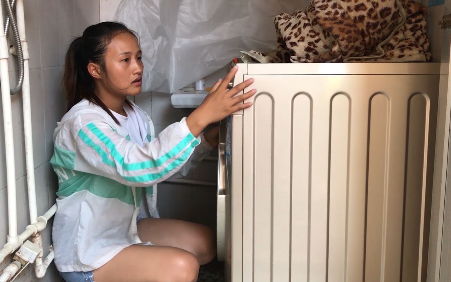 农村媳妇第一次用自动洗衣机洗床单,老公全程指导,媳妇:太高级