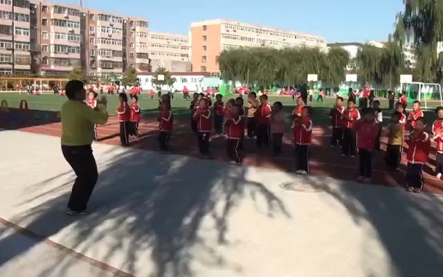 体育优质课:原地摆臂及30米快速跑