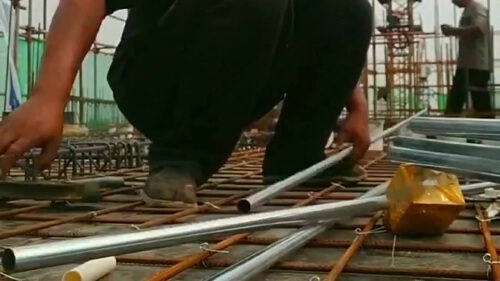 工地拧钢管,简单一招就搞定,在工地干活也不费什么力气啊! (1)