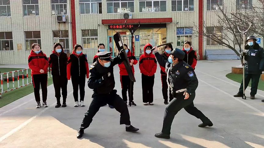 41岁保安女老总亲自示范盾牌如何使用(一)#幼儿园老师#保安培训