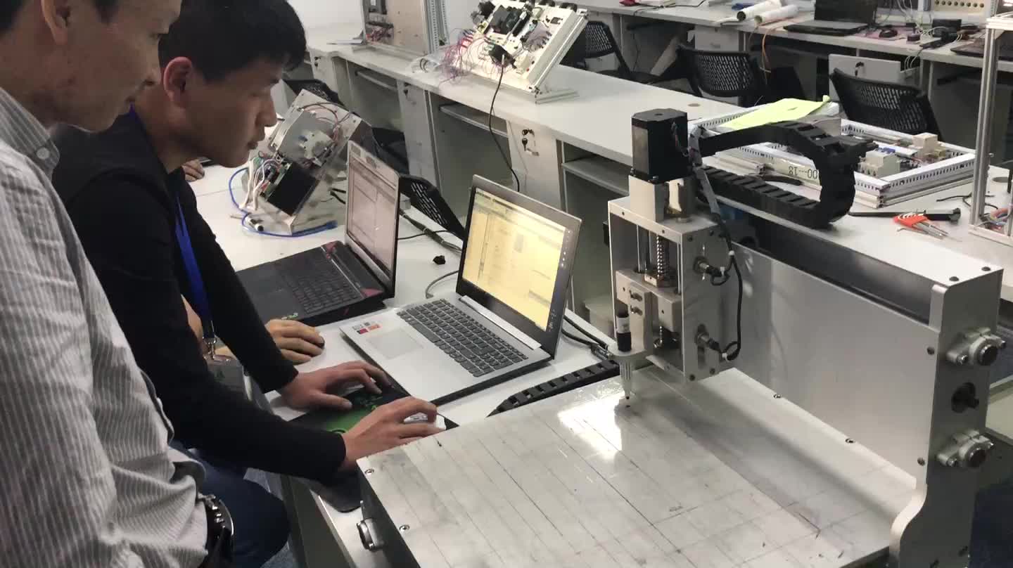 启程自动化培训,学员再做多轴运动控制系统编程开发,plc控制