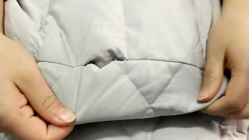 羽绒服破了别着急找人缝补,教你一个小妙招看不出痕迹!
