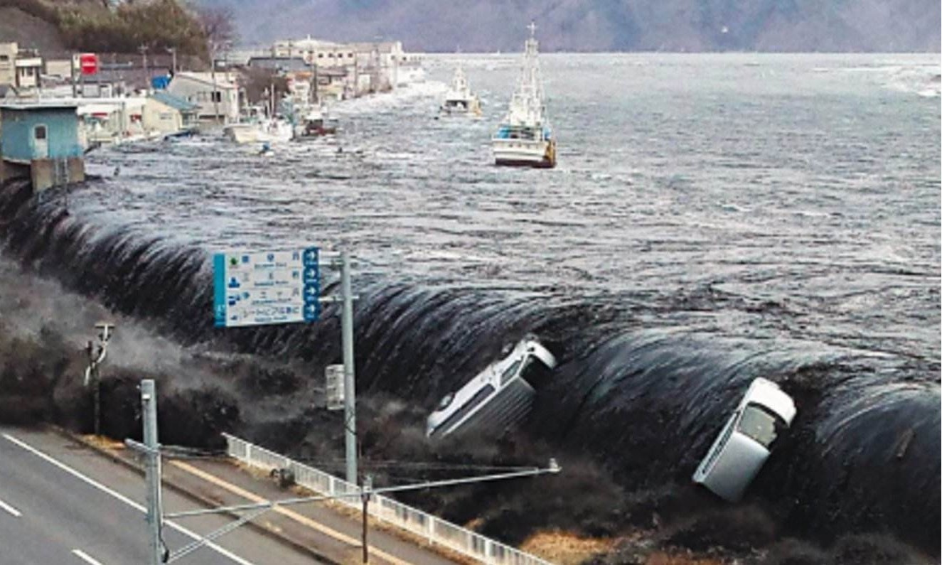 摄影机实拍日本史上最惨重的一次海啸灾难,视频场面不忍直视