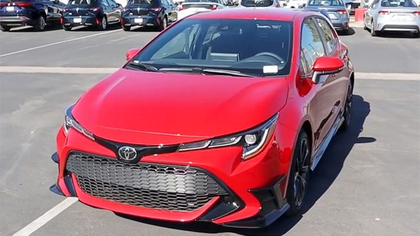 2021款丰田卡罗拉两厢版实车展示,按下钥匙打开后备箱,太帅了