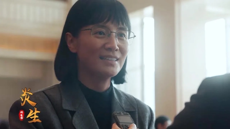 女记者意外发现来北京参加两会的党代表,竟穿了一条破洞的裤子