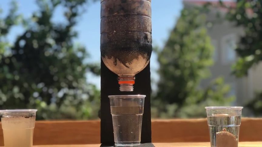 外国小伙用木炭和沙子制作的简易净水器,这种方法有效吗?