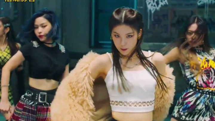 美女劲爆歌舞表演《金包银dj东东加快版》舞姿优美,充满激情。