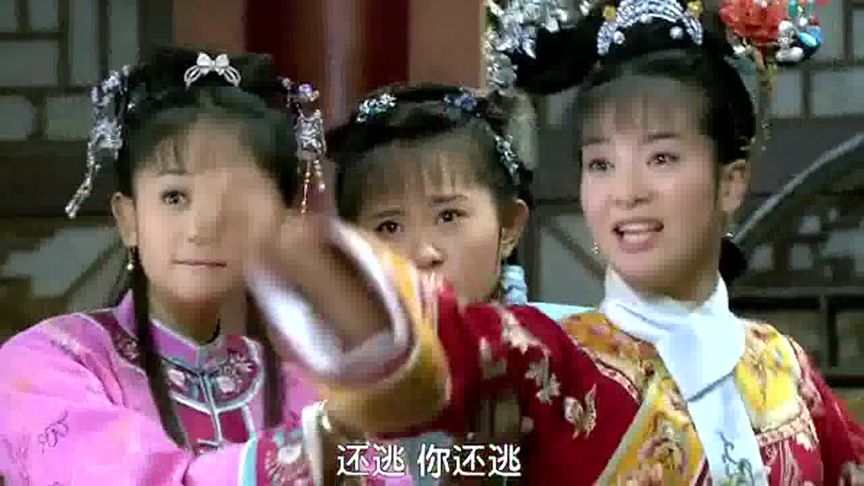 新还珠格格:门外漏黑影,醉酒小燕子直接撞门上