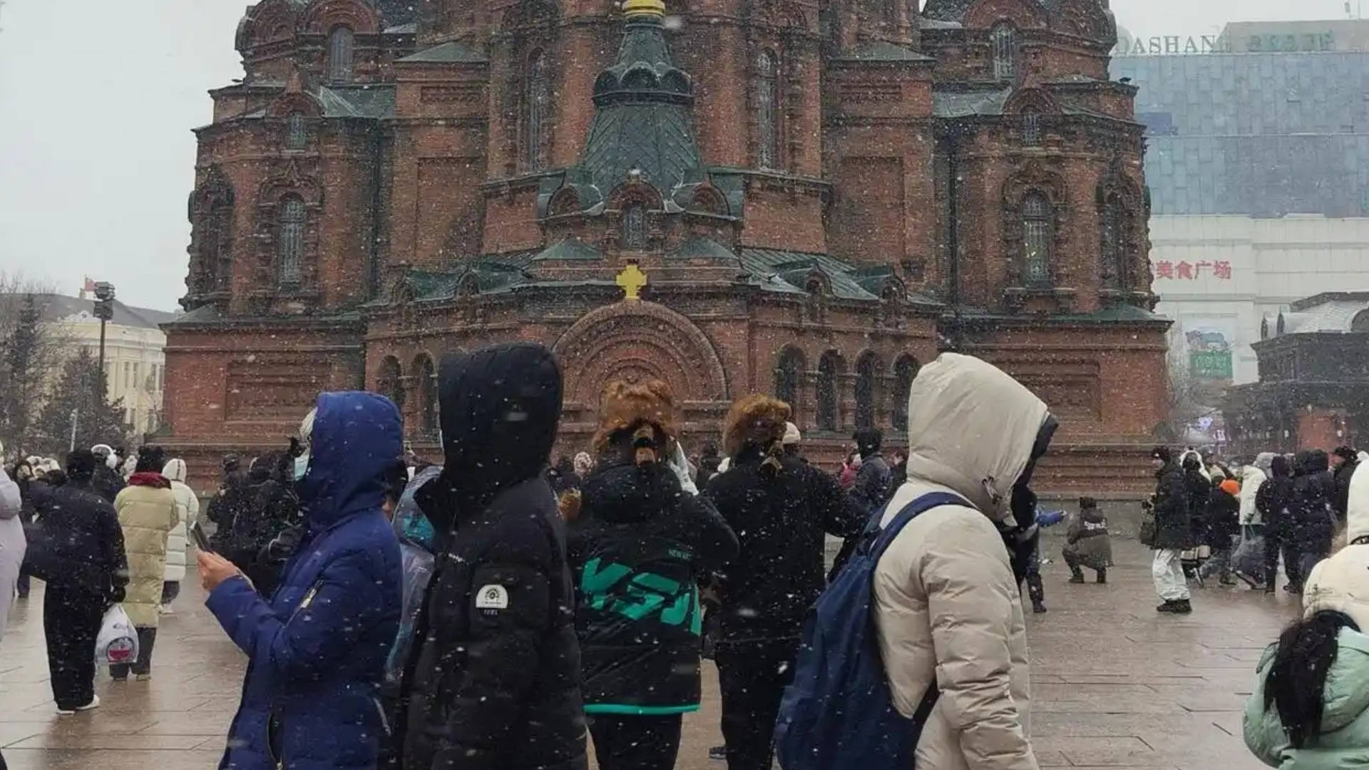 冰雪大世界闭园后哈尔滨突降大雪,风大到把雪都刮成了白烟,本地人称...