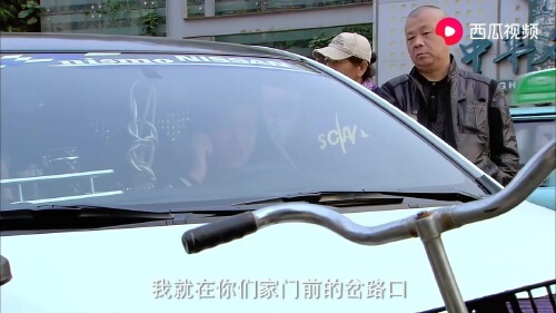 小伙撞人怕被讹钱,忙找兄弟出马,不料被撞人竟是兄弟的母亲