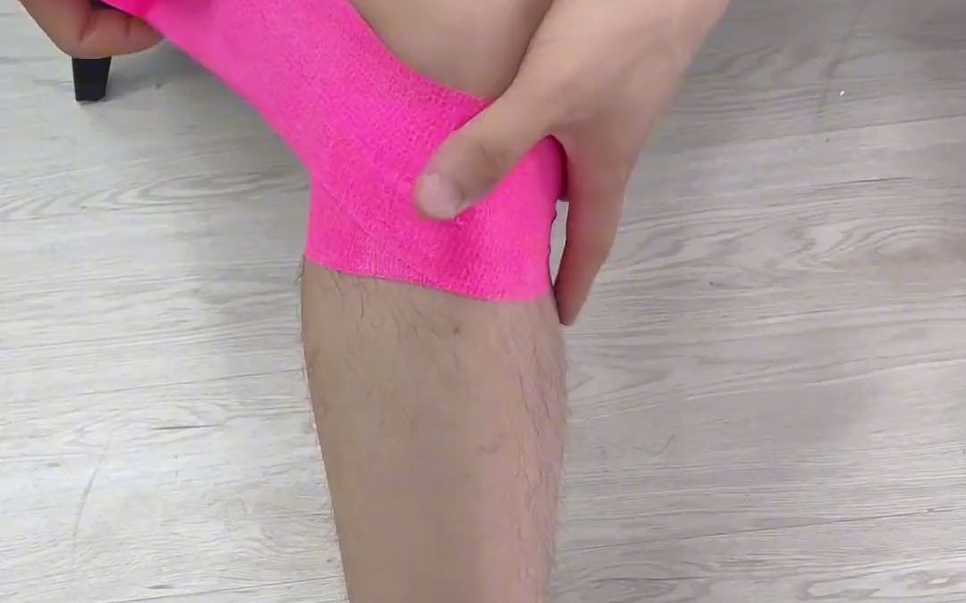 使用自粘弹性绷带,稳定膝盖的方法。