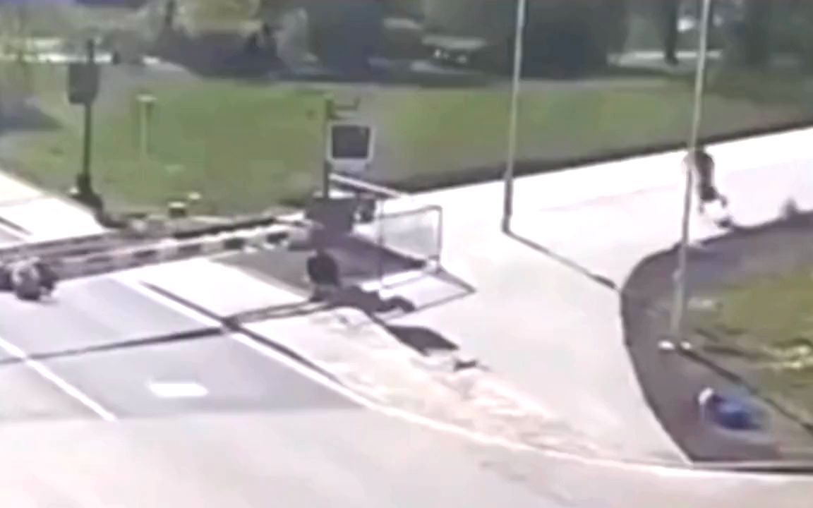 安全警示教育系列,骑车不看路,容易出事故,太危险了