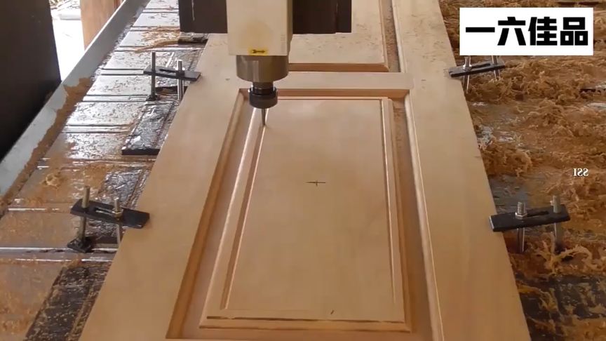 雕花木门:土豪家定制的全实木大门,这木材,这雕花,看得我眼馋