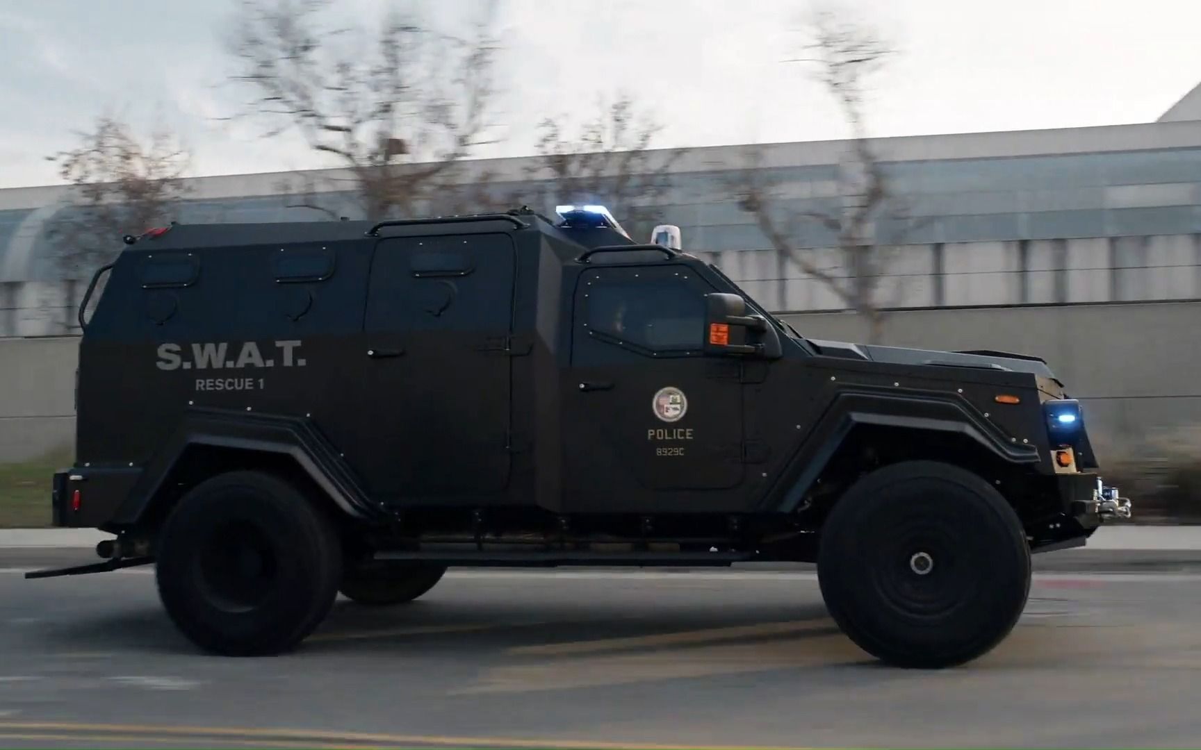 反恐特警组s3e16精剪:特警追击失败,装甲车被炸翻