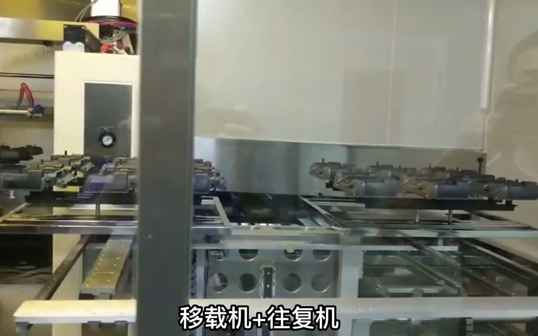 看看机器是怎么完全取代人工喷涂的,移载机+往复机,油漆,喷枪,智能...