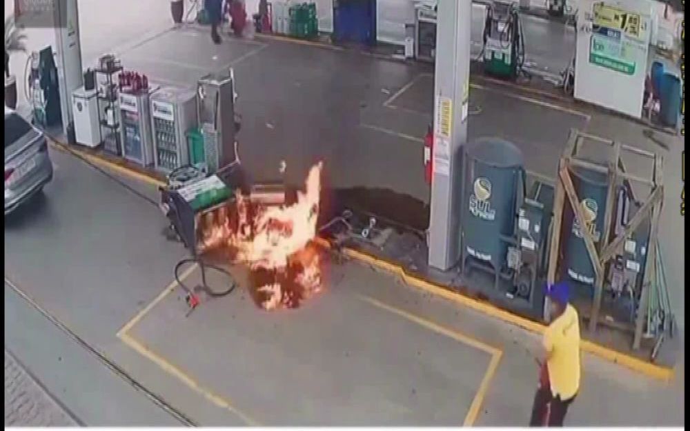 司机加油操作失误,导致加油站着火